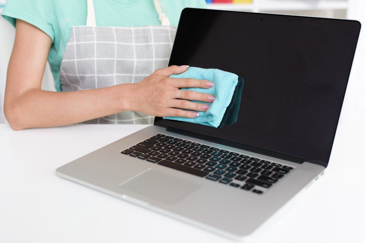 How To Clean a Laptop Screen Without Streaks - Sparkling Penny